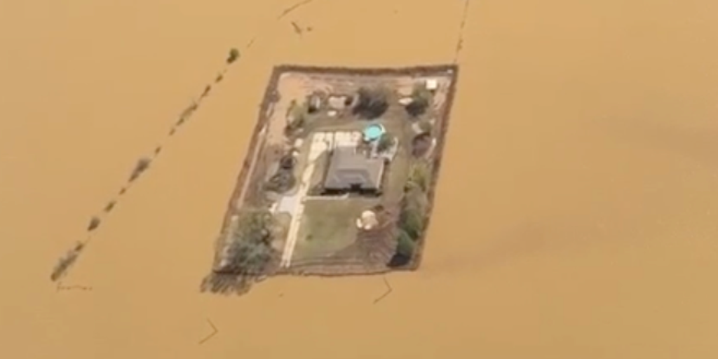 AERIAL VIDEO: Tennessee brothers defy historic flood by building dirt levee around mother’s home ...